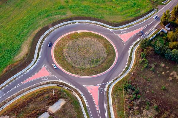 ¿Cómo se circula por una rotonda? 6 pasos para hacerlo bien