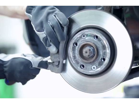 Vídeo: cómo cambiar los frenos de disco de un coche