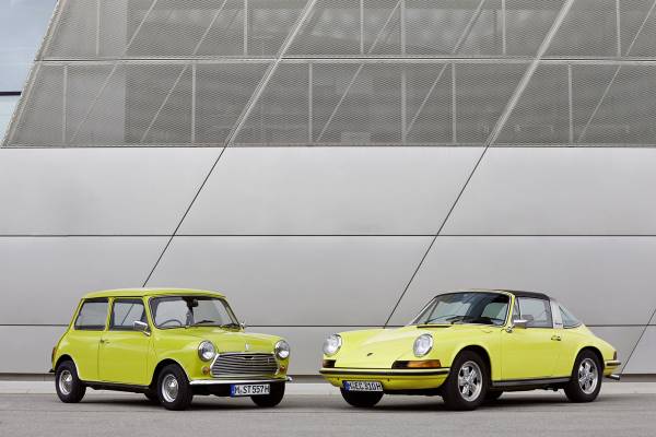 El MINI felicita al Porsche 911 por su 50 cumpleaños