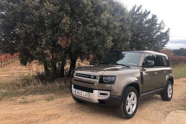 Prueba y opinión del Land Rover Defender P300: el todoterreno se refina